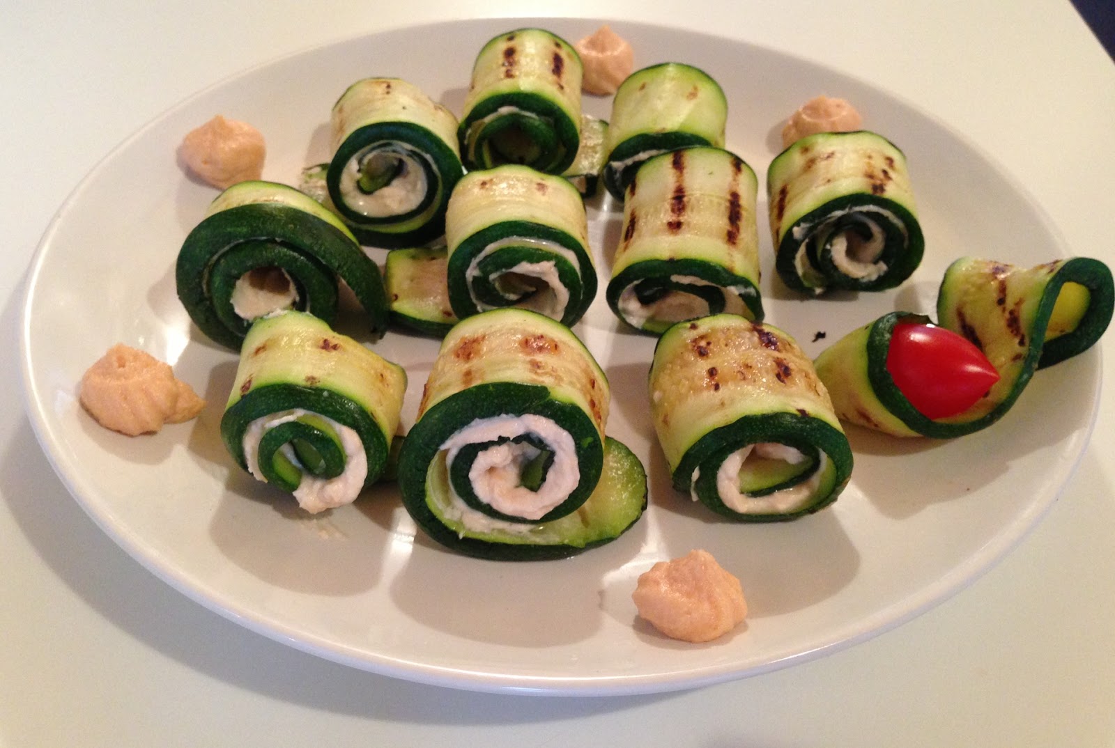 Silvia P. Kitchen: Rotolini di zucchine con crema al salmone