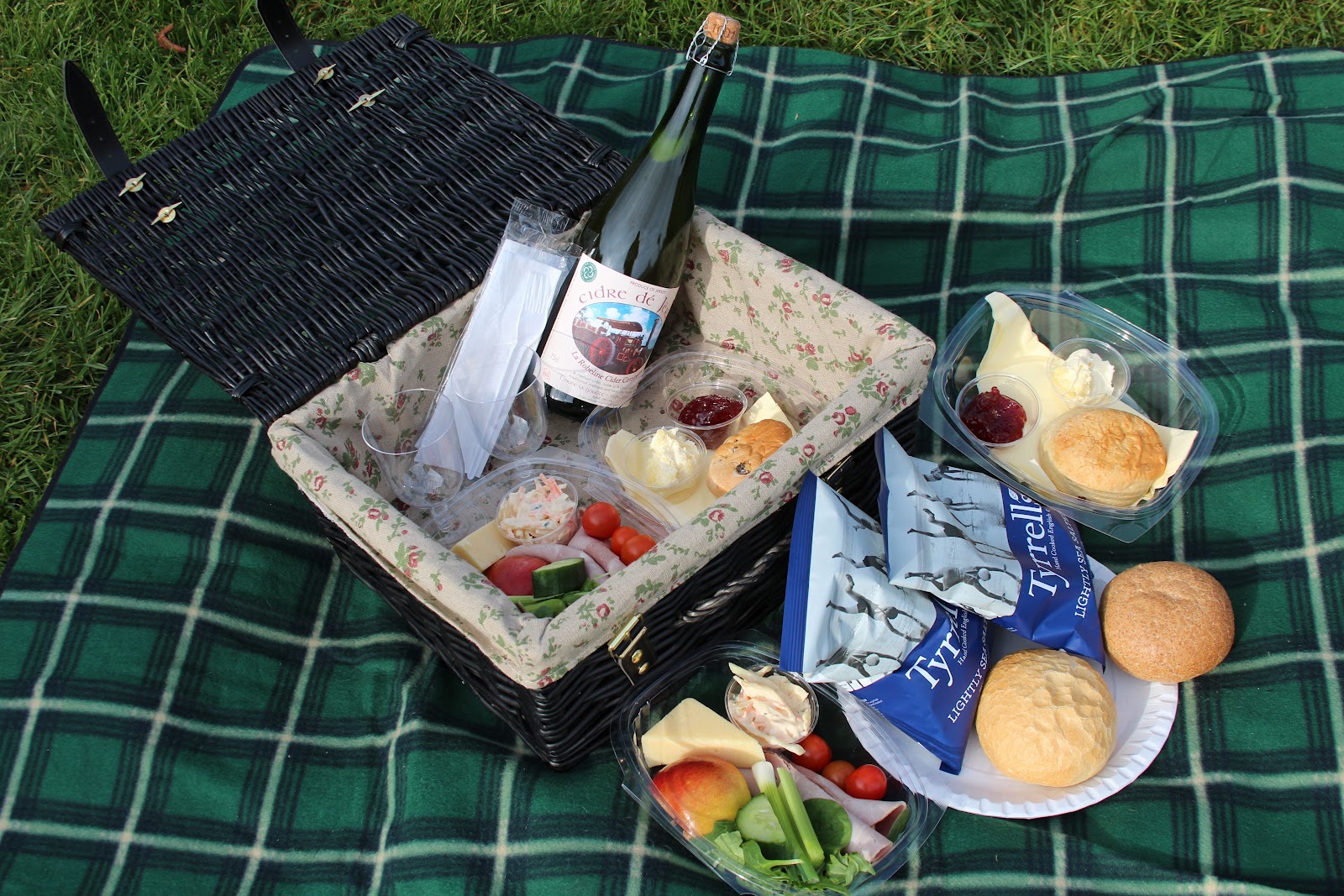HERB GARDEN CAFÉ: Picnic Hampers