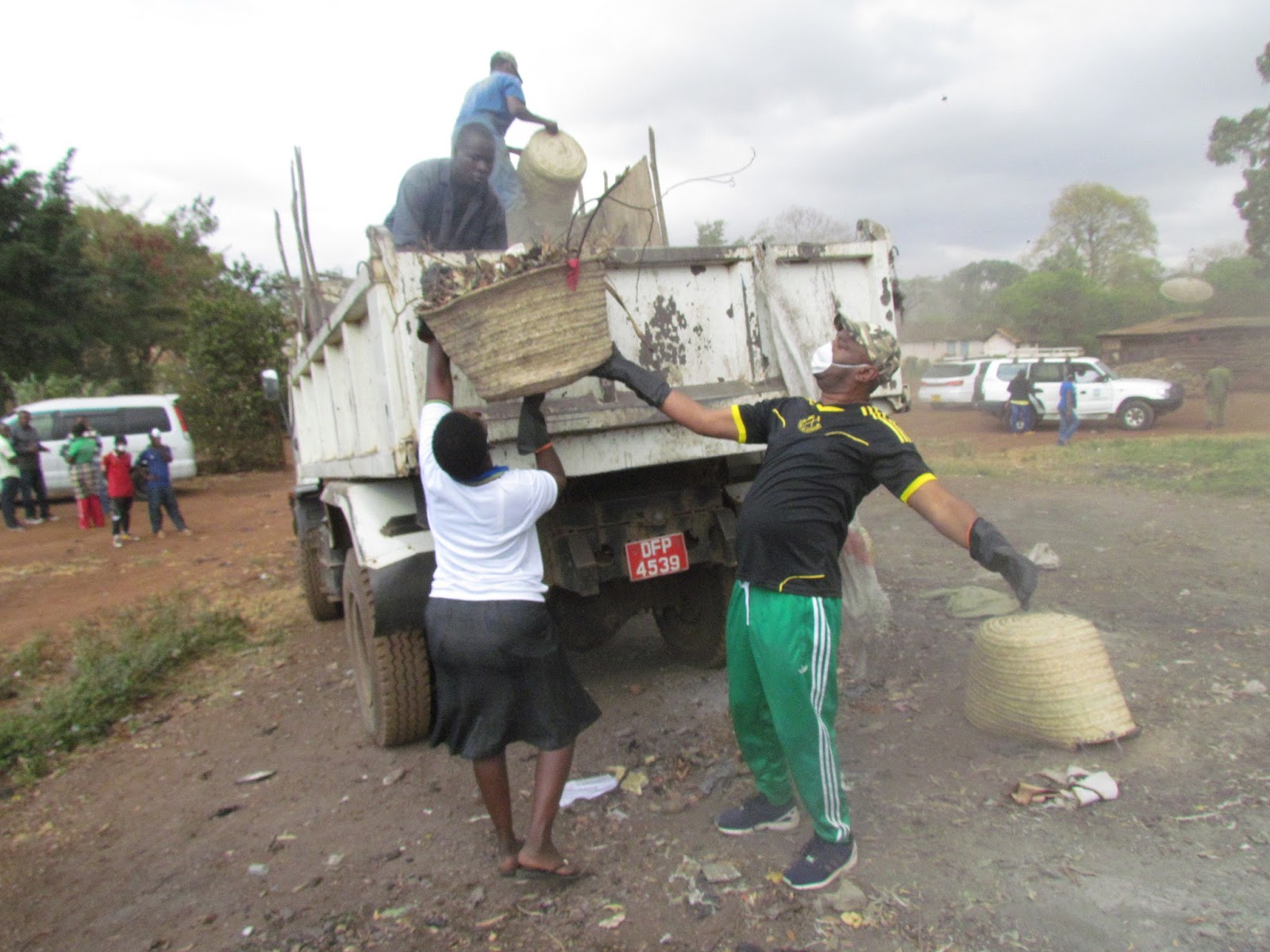 TIZAMA PICHA ZA MH. DAVIS MOSHA AKIFANYA USAFI NA WANANCHI WA MANISPAA ...