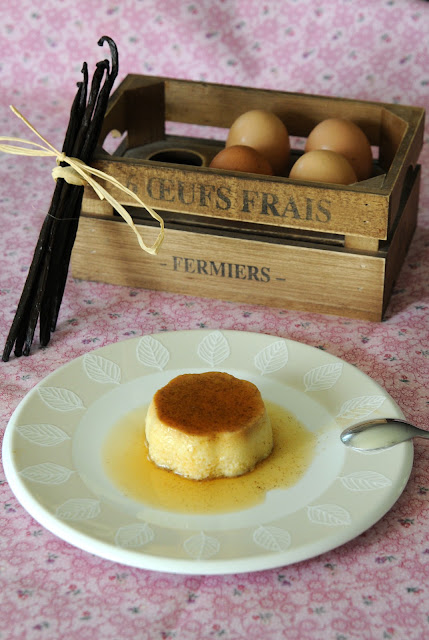 13 desserts, chacun: Petits flans à la vanille