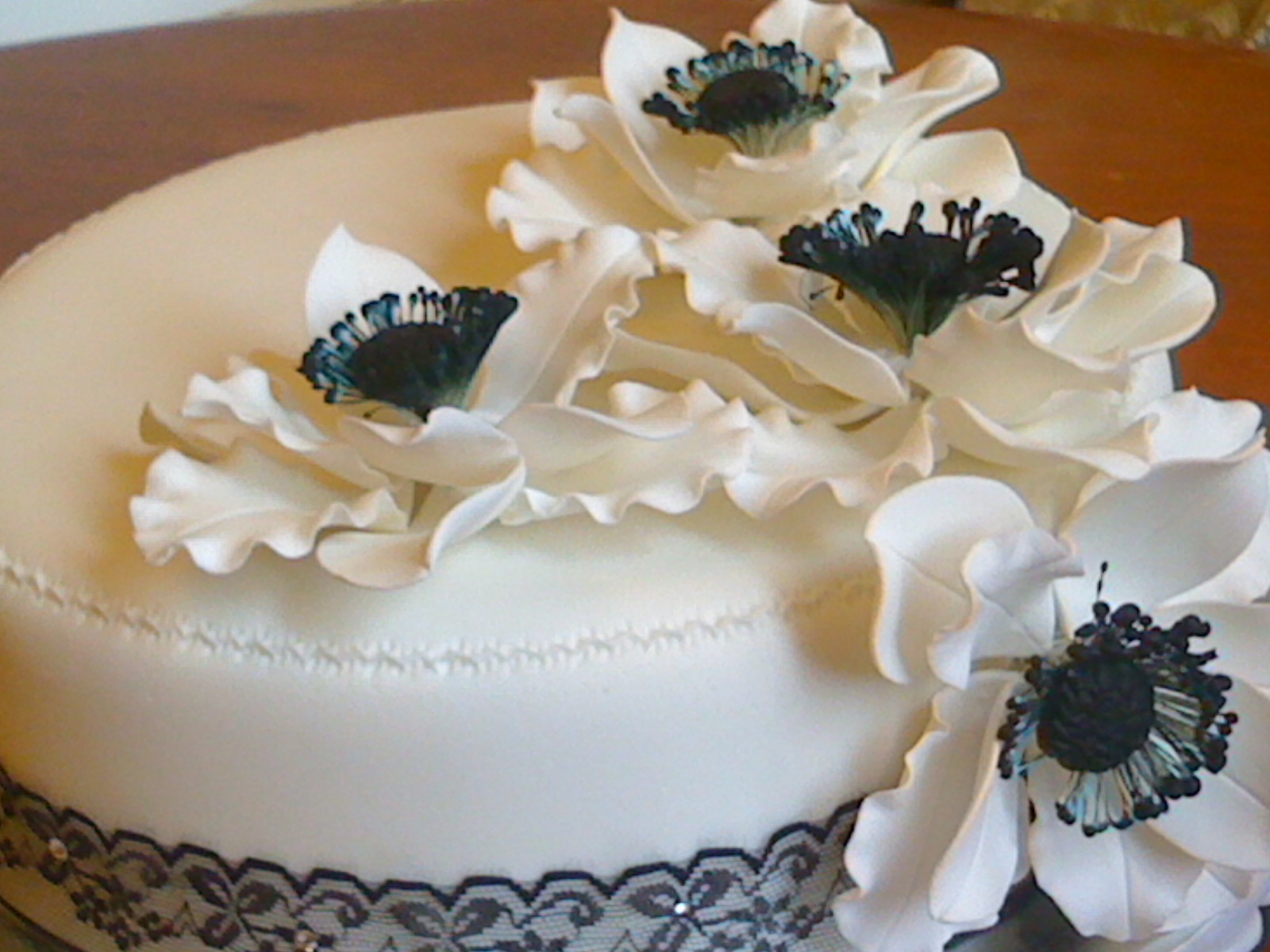 CAKE CUPBOARD: Elegant Black and White wedding/hantaran cake