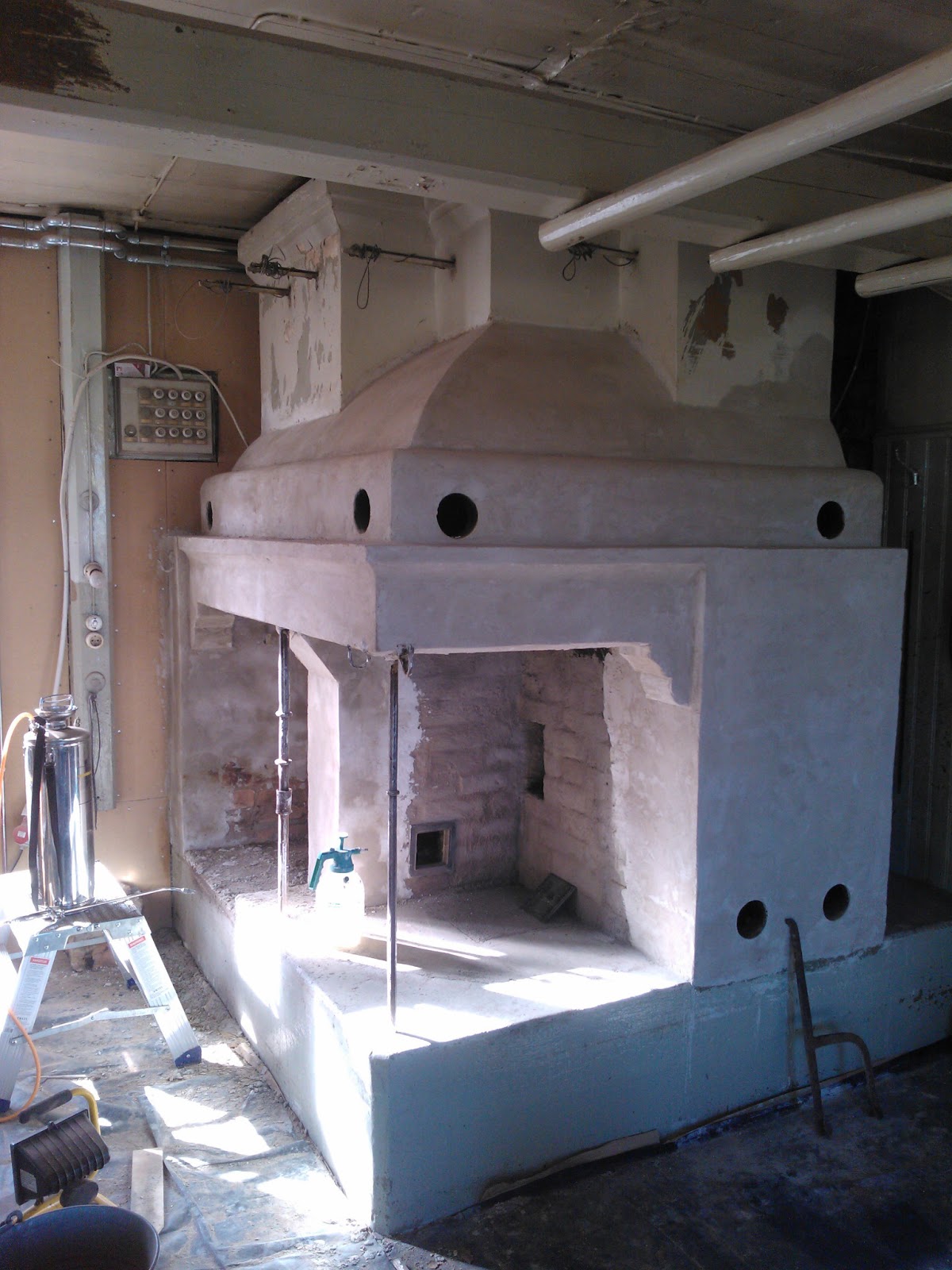 Tuparati ja umpipiha: Viimeinen lattia puretiin, uuni sai uuden takin ...