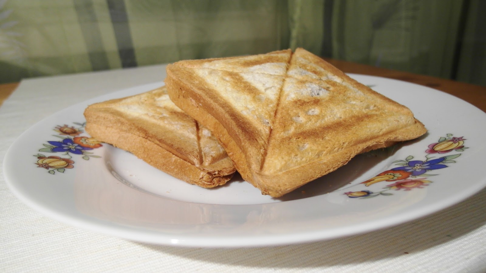 Kuchnia z wyrakiem: Tosty z serem pleśniowym i oliwkami