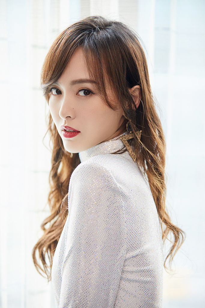 China Entertainment News: Actress Tang Yan releases new fashion shots