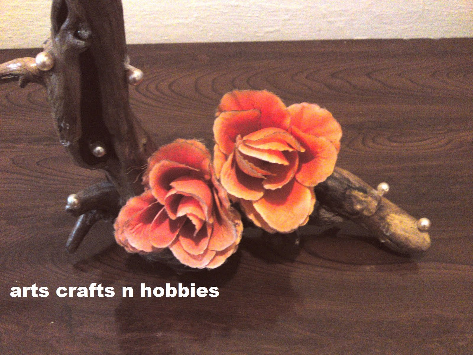 arts crafts n hobbies: Flower arrangement on a dry root
