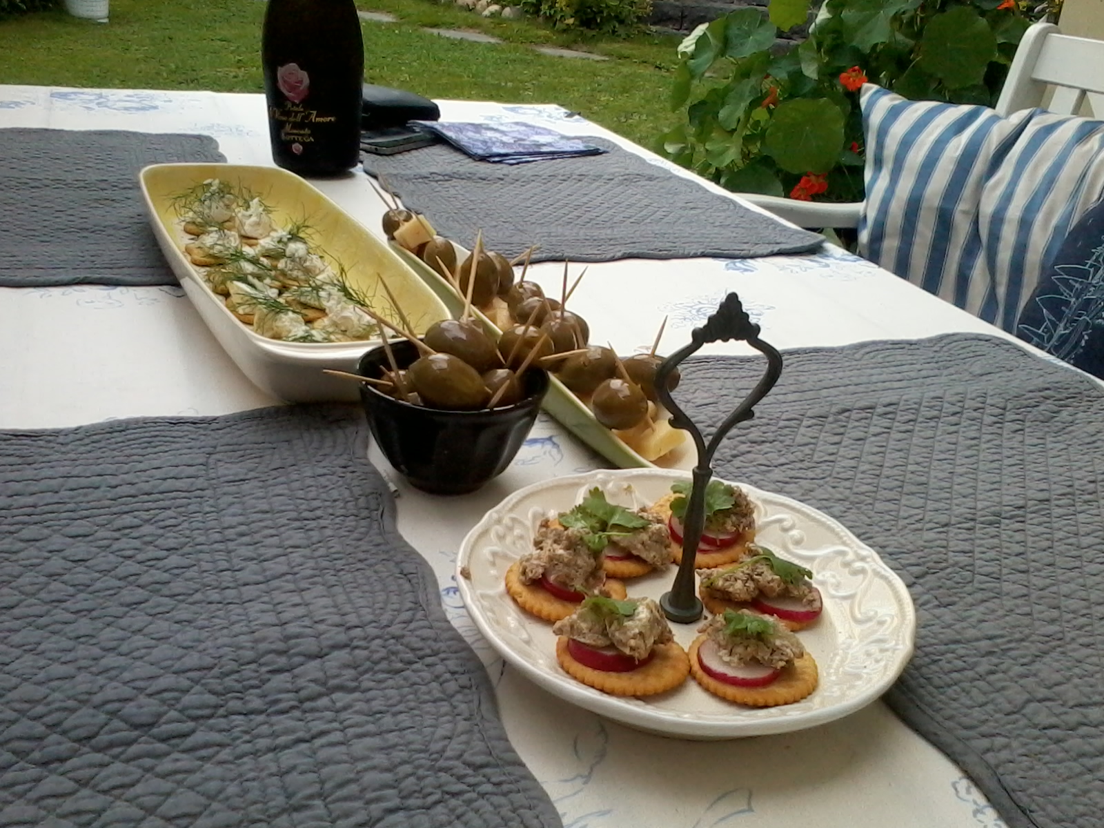 ER DET IKKE SNART TID FOR EN APÈRITIFF TRO?