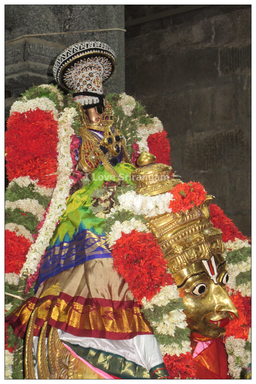 Temple, Travel and Sport: Srirangam Chitrai Garuda Sevai