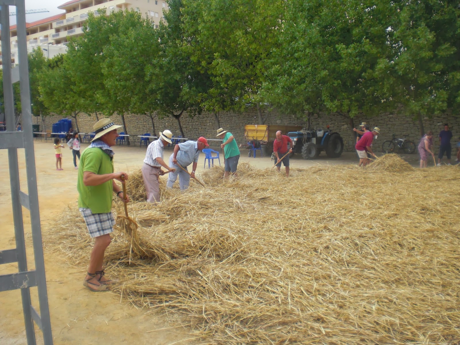 La Vila y comarca: Trillar en la era