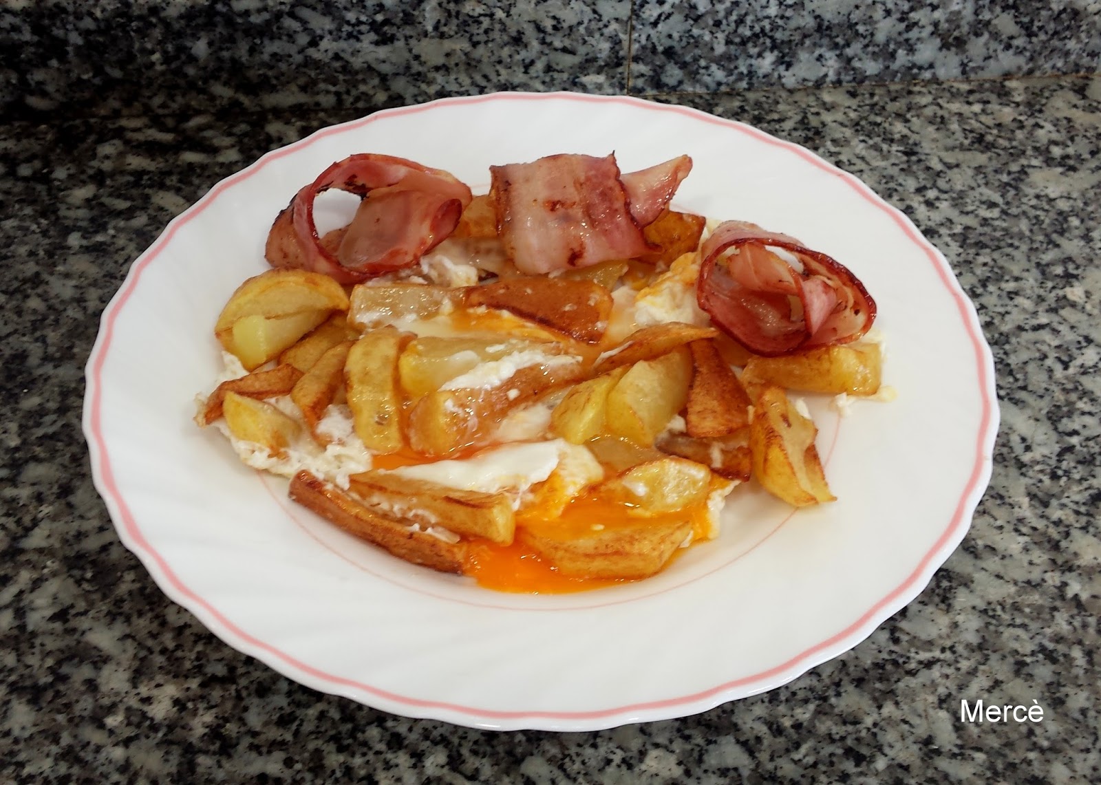 CUINA: Patatas fritas con huevos estrellados