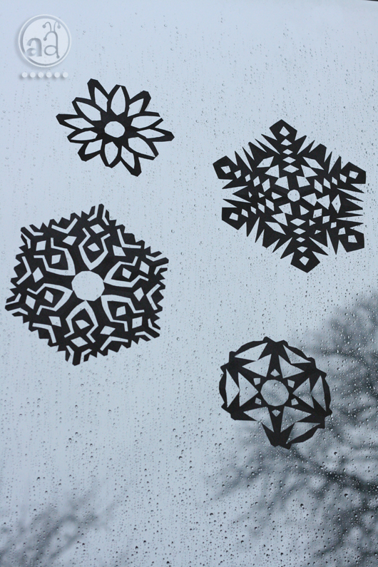 diy seasonal home decor: paper snowflakes | artsy ants