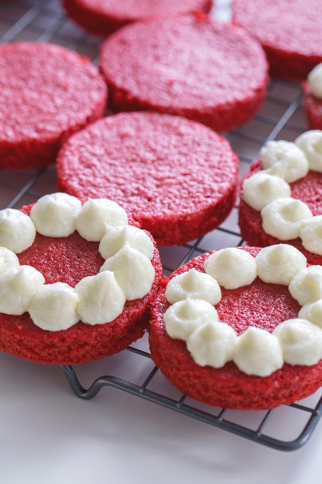 WEEKENDS IN THE KITCHEN: MINI RED VELVET CAKES (in English)
