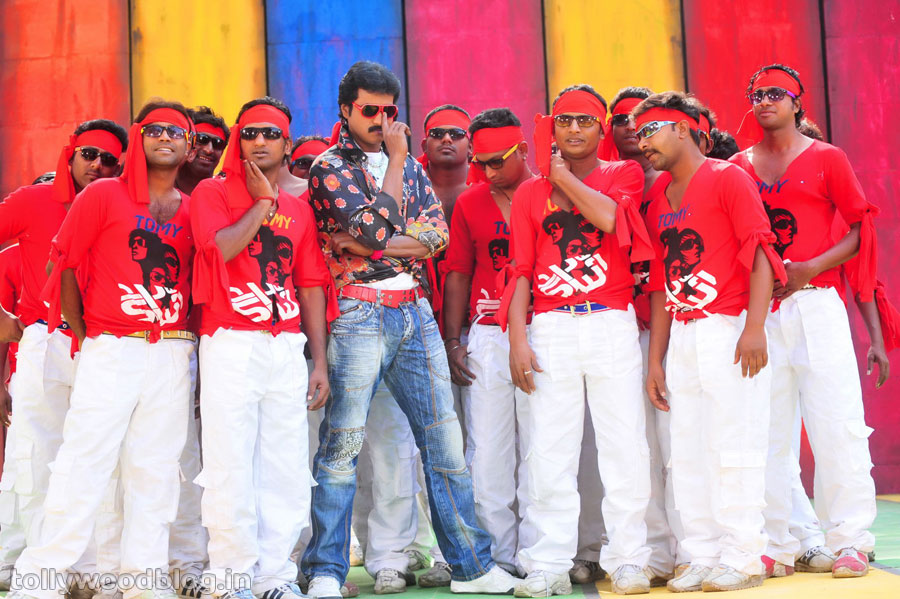 Sunil Photos from Poola Rangadu movie