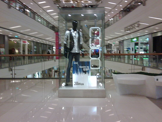 Label Next: VISUAL MERCHANDISING WINDOW DISPLAY