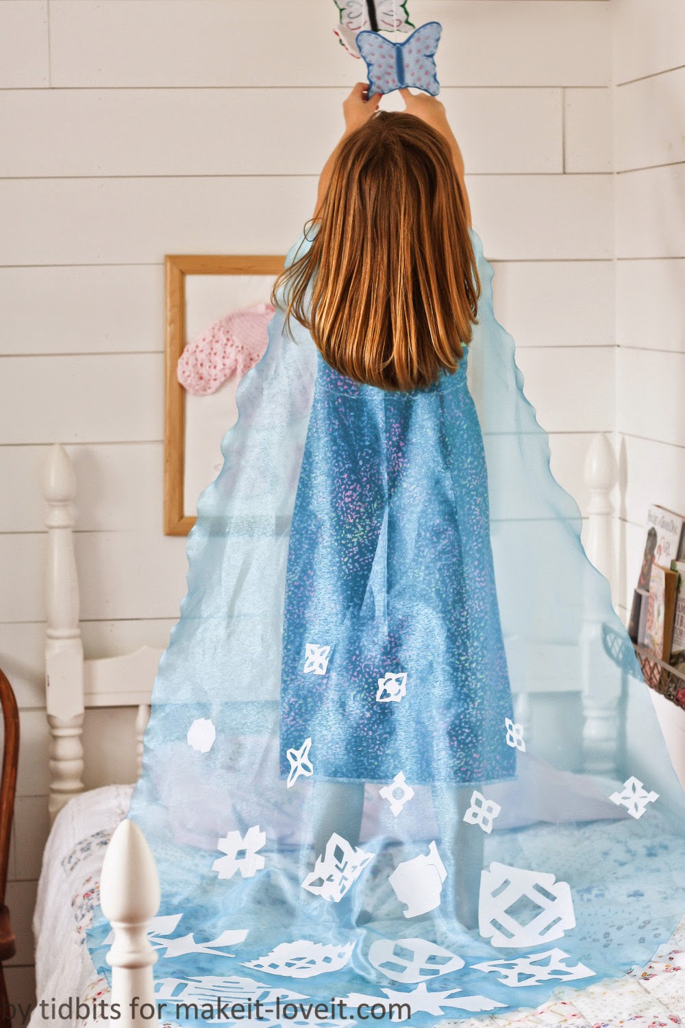 A cape for little Queen Elsa