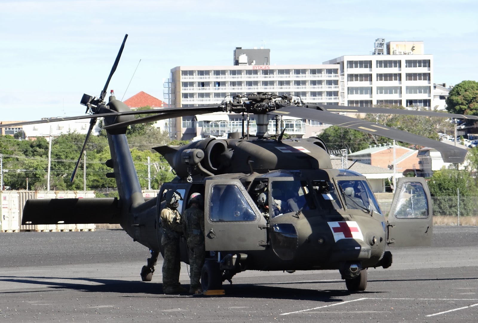 Air Queensland.blogspot: US Army Boeing AH-64 Apache and Sikorsky UH-60 ...