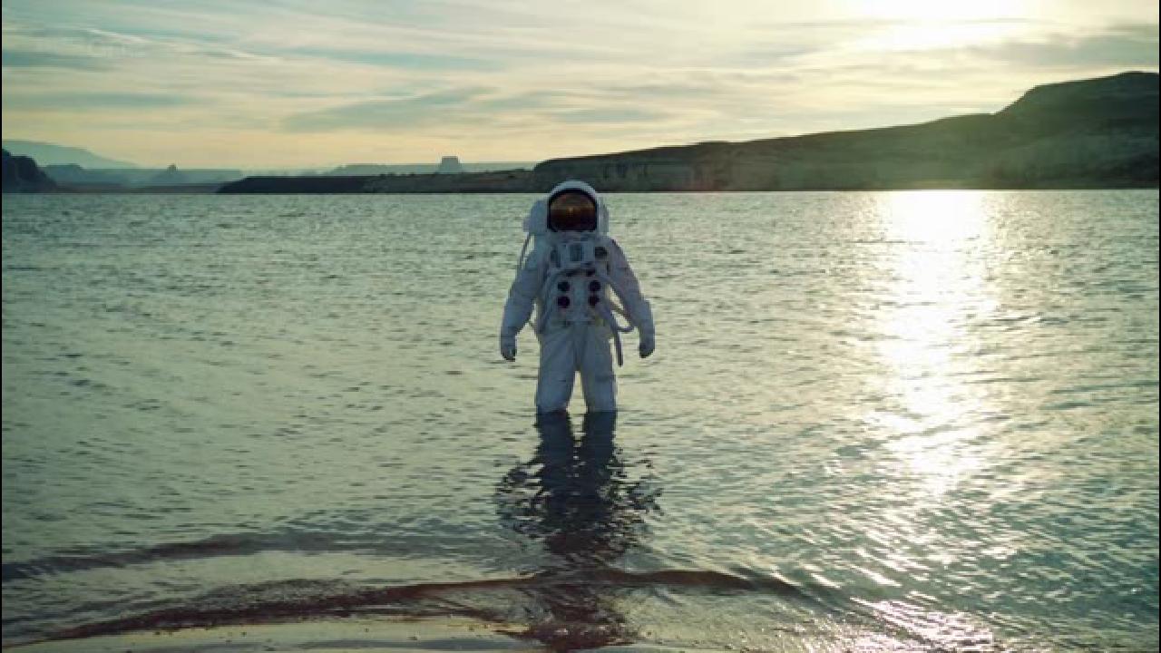 Unearthly Doctor: The Impossible Astronaut / Day of the Moon