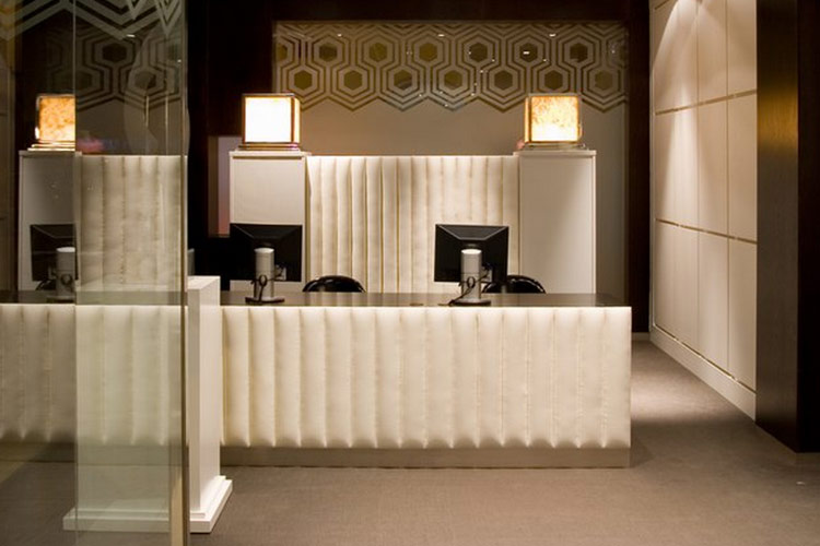 Marzua: Diseño de la recepción del hotel: el mostrador.