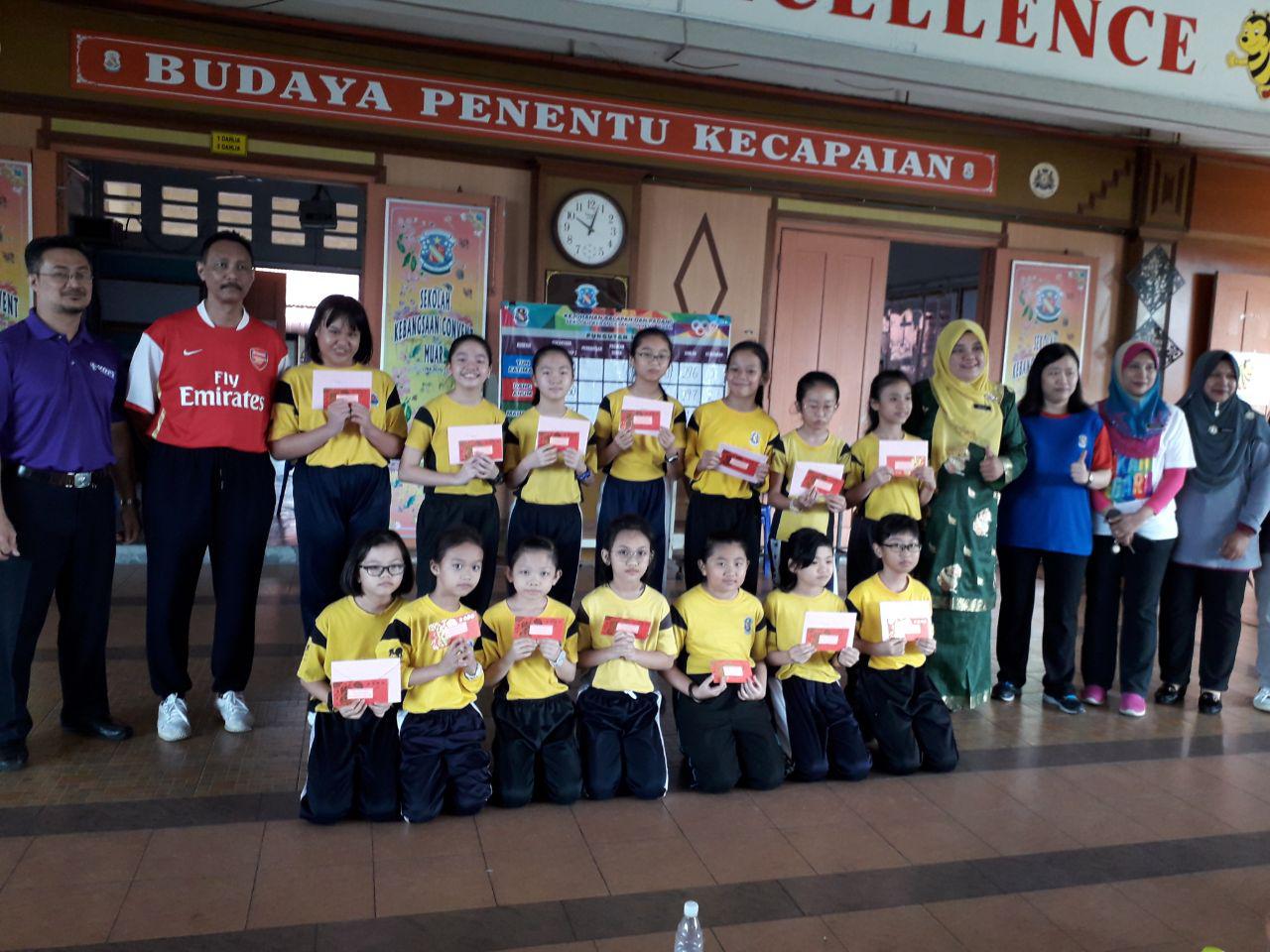 SEKOLAH KEBANGSAAN CONVENT MUAR: PENYAMPAIAN SUMBANGAN TAHUN BAHARU CINA