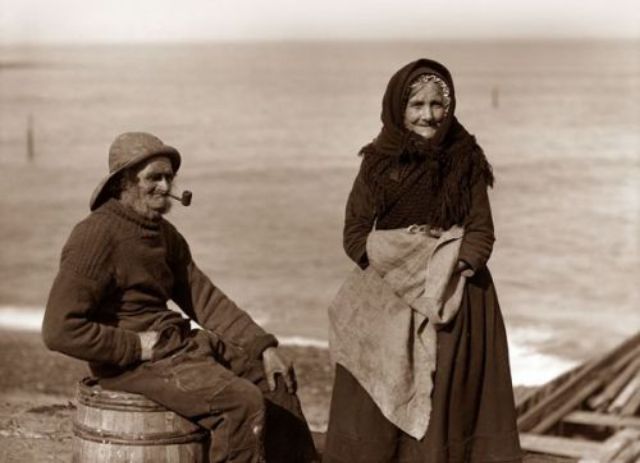 30 Vintage Photographs of Fisher People Around the Small North ...