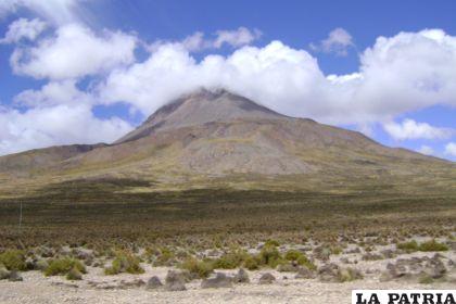 El imponente Tata Sabaya, pasivo y altivo en el agreste altiplano ...