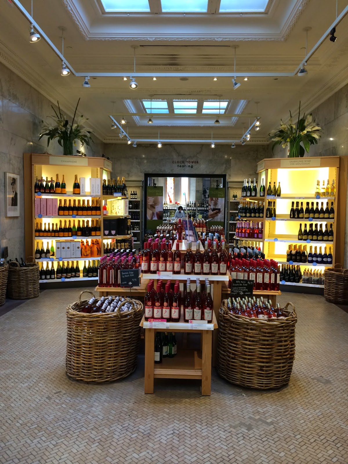 Toronto by Chris: LCBO Summerhill .... a maior e mais bonita Liquor ...