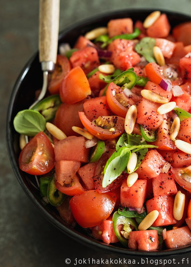 Raikas vesimeloni - tomaattisalaatti - Kamera ja Kauha | Ruokaa ja ...