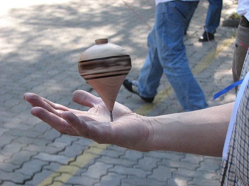 Siglos Curiosos: El origen del trompo.