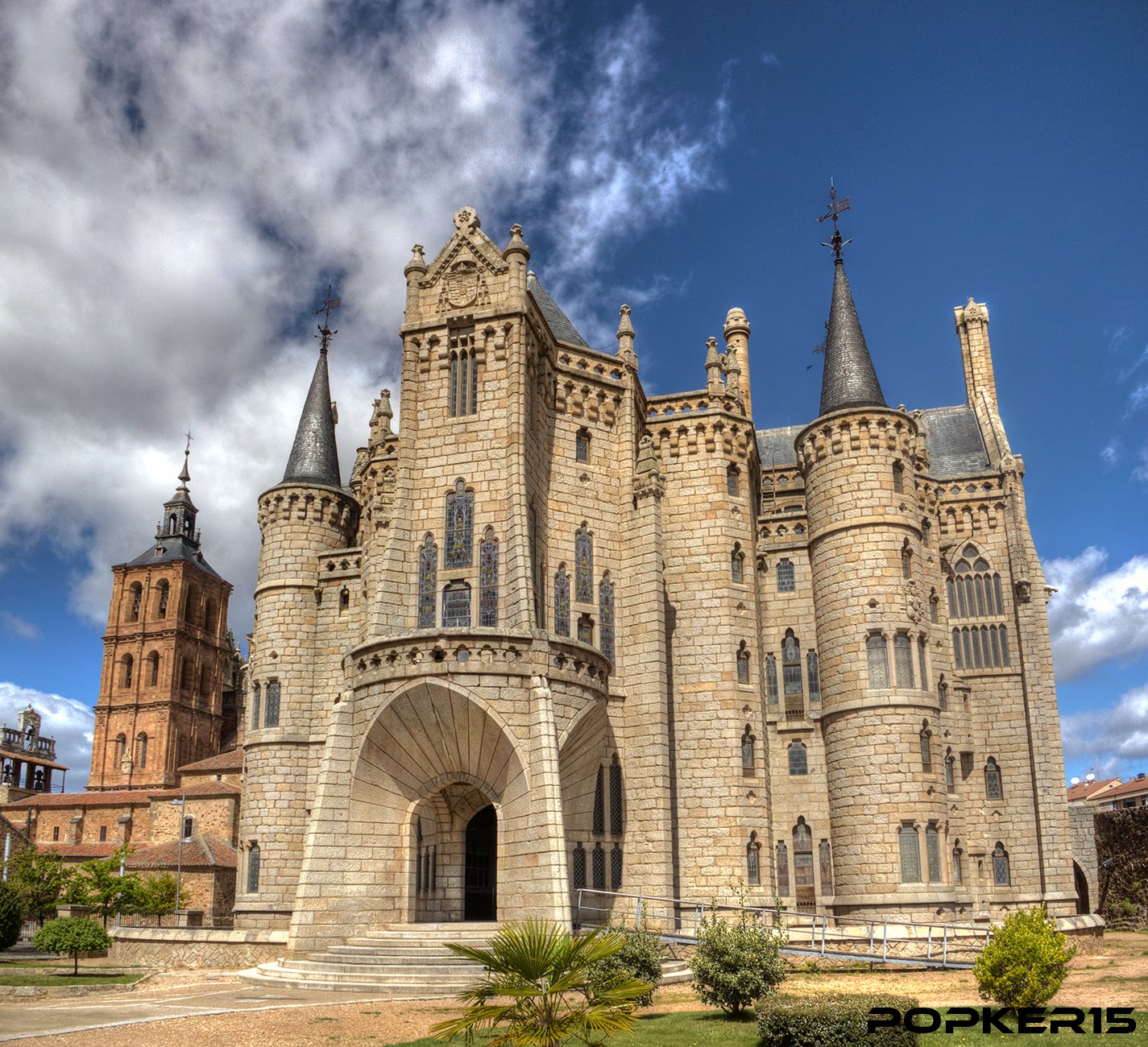 popker: Astorga: Palacio Episcopal de Gaudí y Catedral