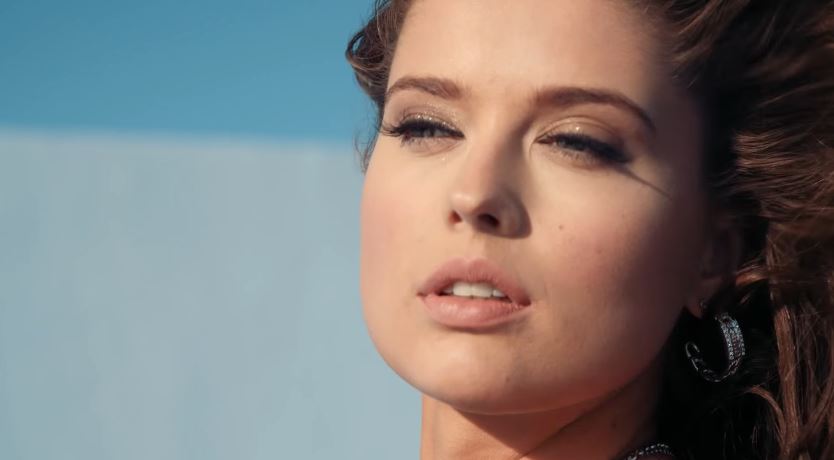 Modella Guess pubblicità con vestito bordoux con Foto - Spot ...