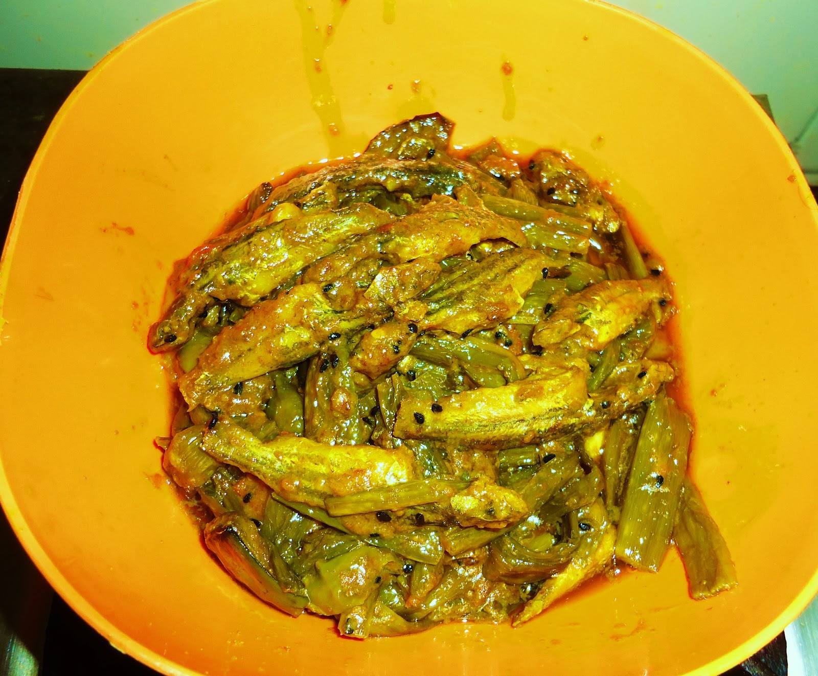 Foodie's Adda: Piyajkoli Diye Tangra Mach(Tengra with Spring Onions)