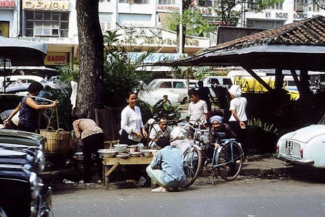 60 Fascinating Color Photographs That Capture Street Scenes of Saigon ...