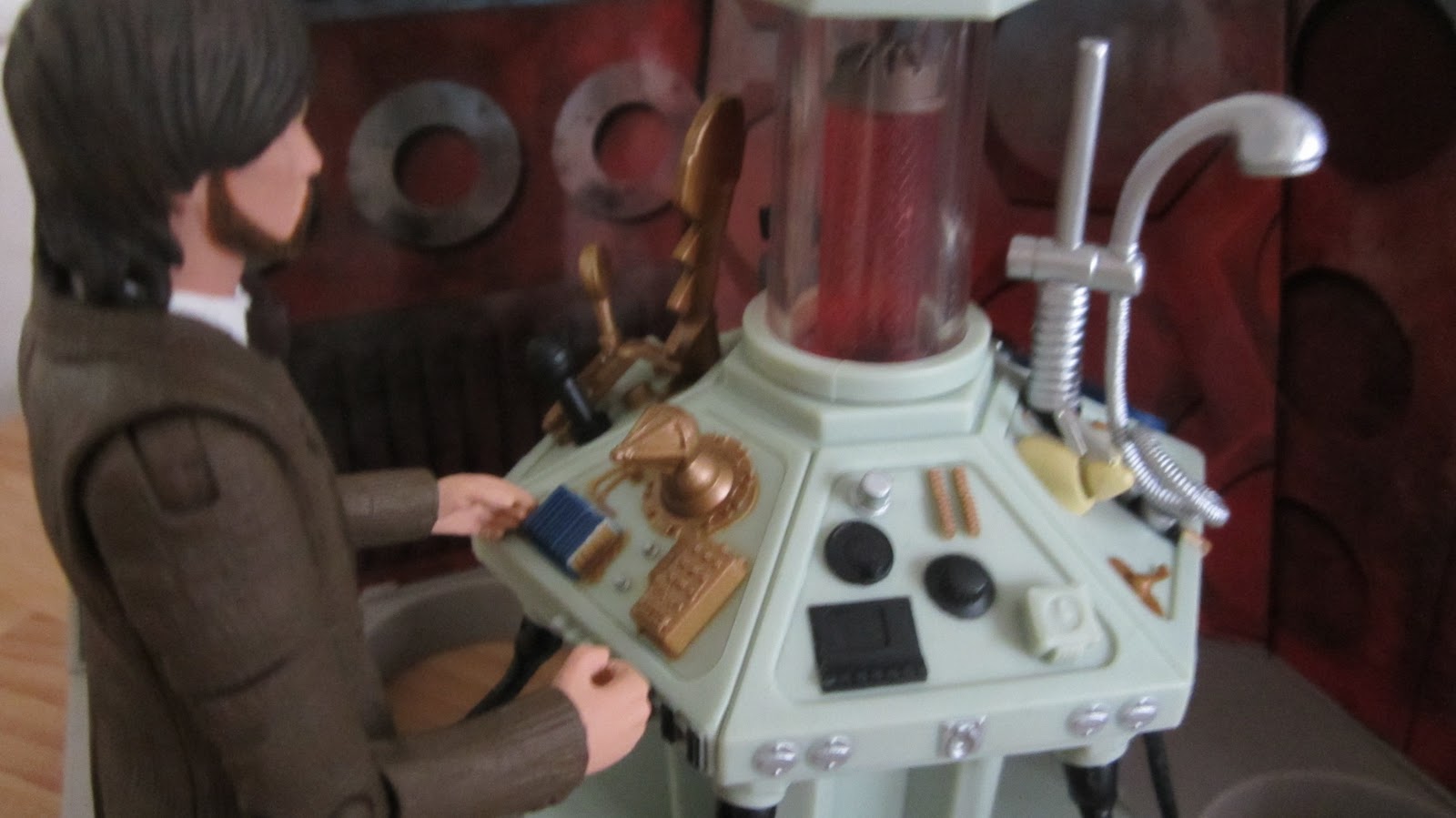 When Toys Rule The World: Review: Doctor Who Junk TARDIS