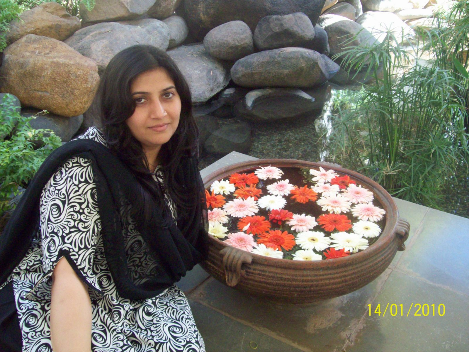 arab for pics: beautiful reshmi cloth looks good on sara