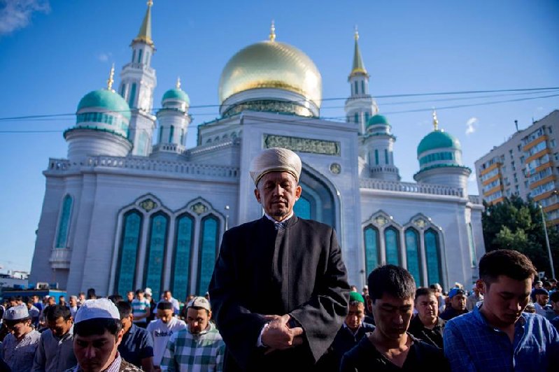Eid prayers in Russia : Moscow's Muslims change the city