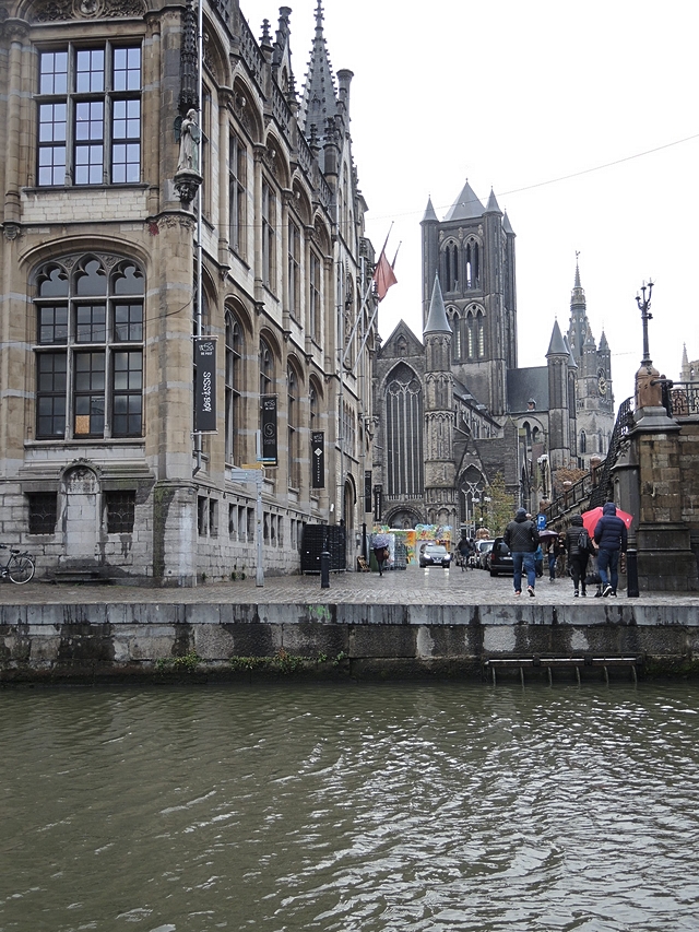 Moois van ' M(i)e': Gent: bootje varen in de regen