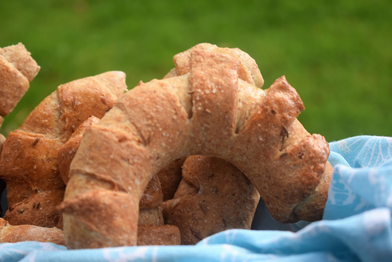 Touch wood: Flax seeds breads - kifla