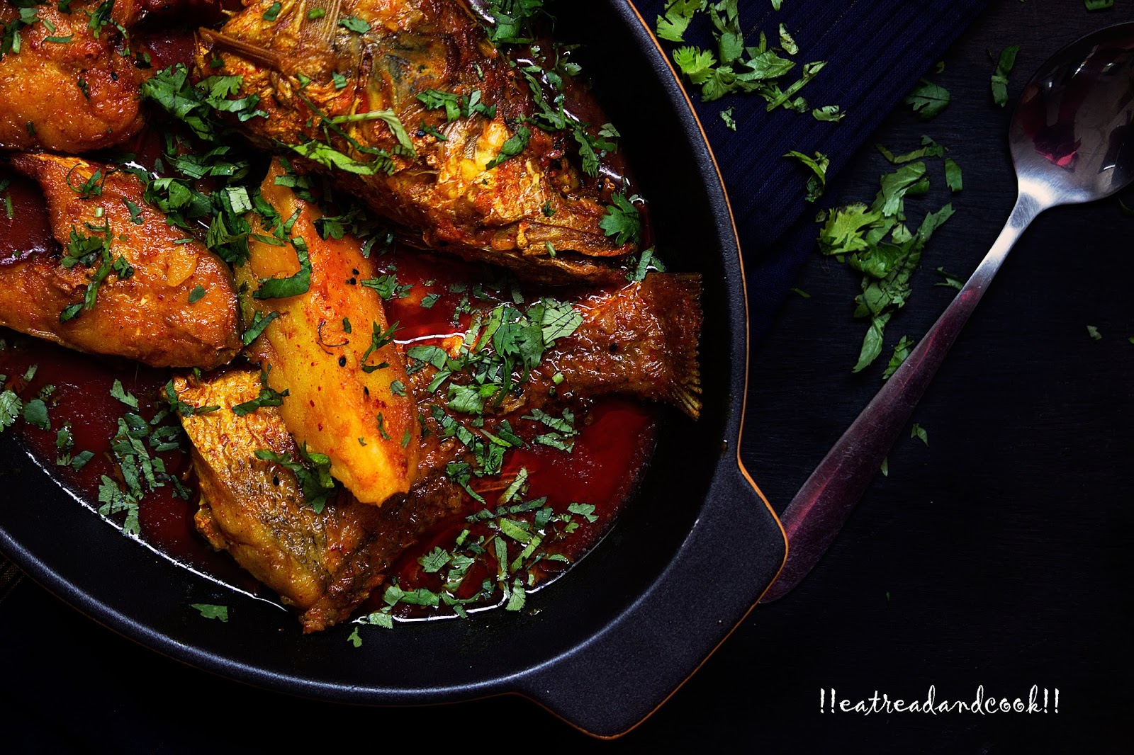 Kalo Jeera die Macher Jhal / Bengali Spicy Fish Curry with Nigella Seeds