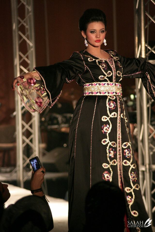 Mannequin Dina AKESBI en mode beldi ~ Caftan Nakhwa