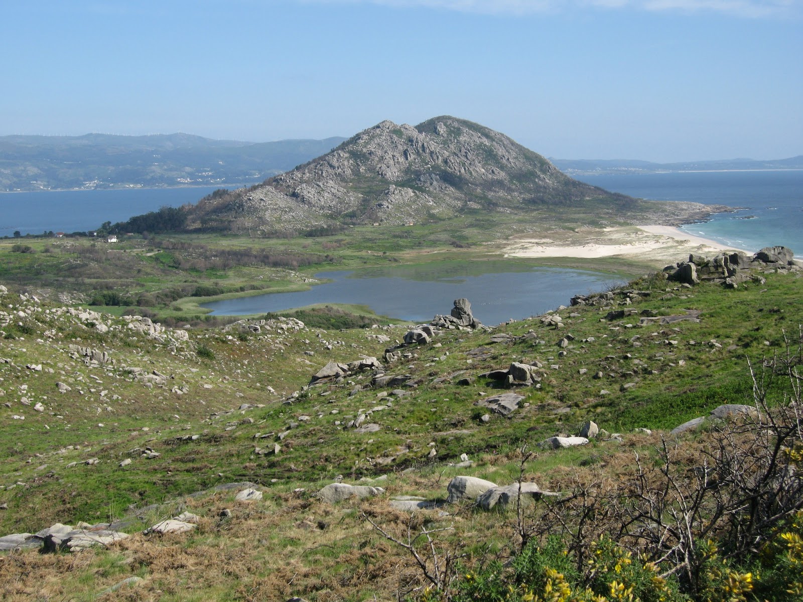 El Blog de Maño: Paisaje de Monte Louro, Lagoa de Louro y Playa Area Maior.