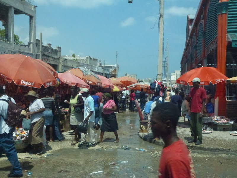 Lafrance en Haiti: Une petite visite au Marché Hyppolite (marché en fer)