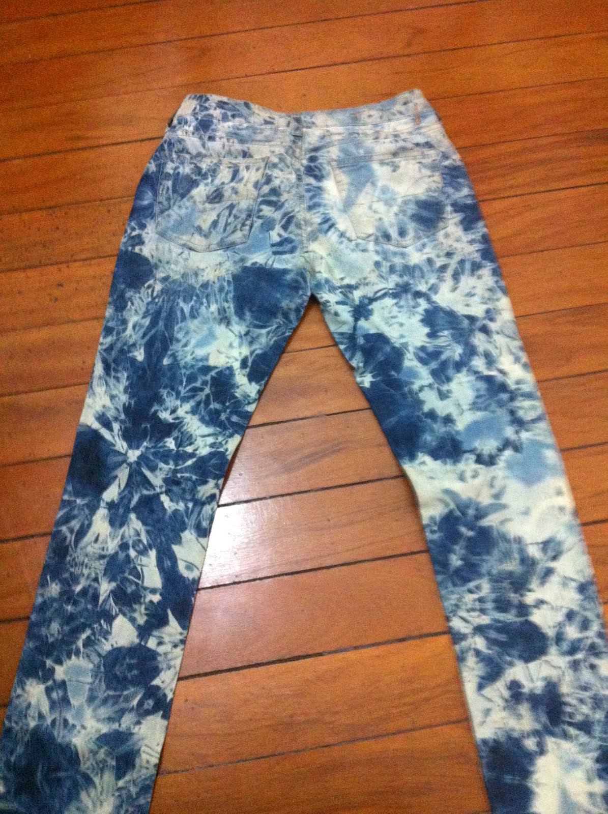 how2lovit: DIY: Tie Dye jeans
