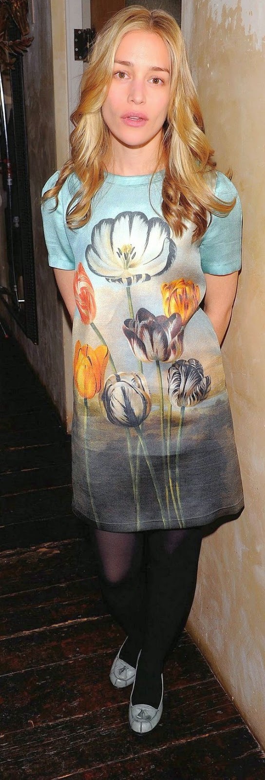 Celebrity Legs and Feet in Tights: Piper Perabo`s Legs and Feet in Tights