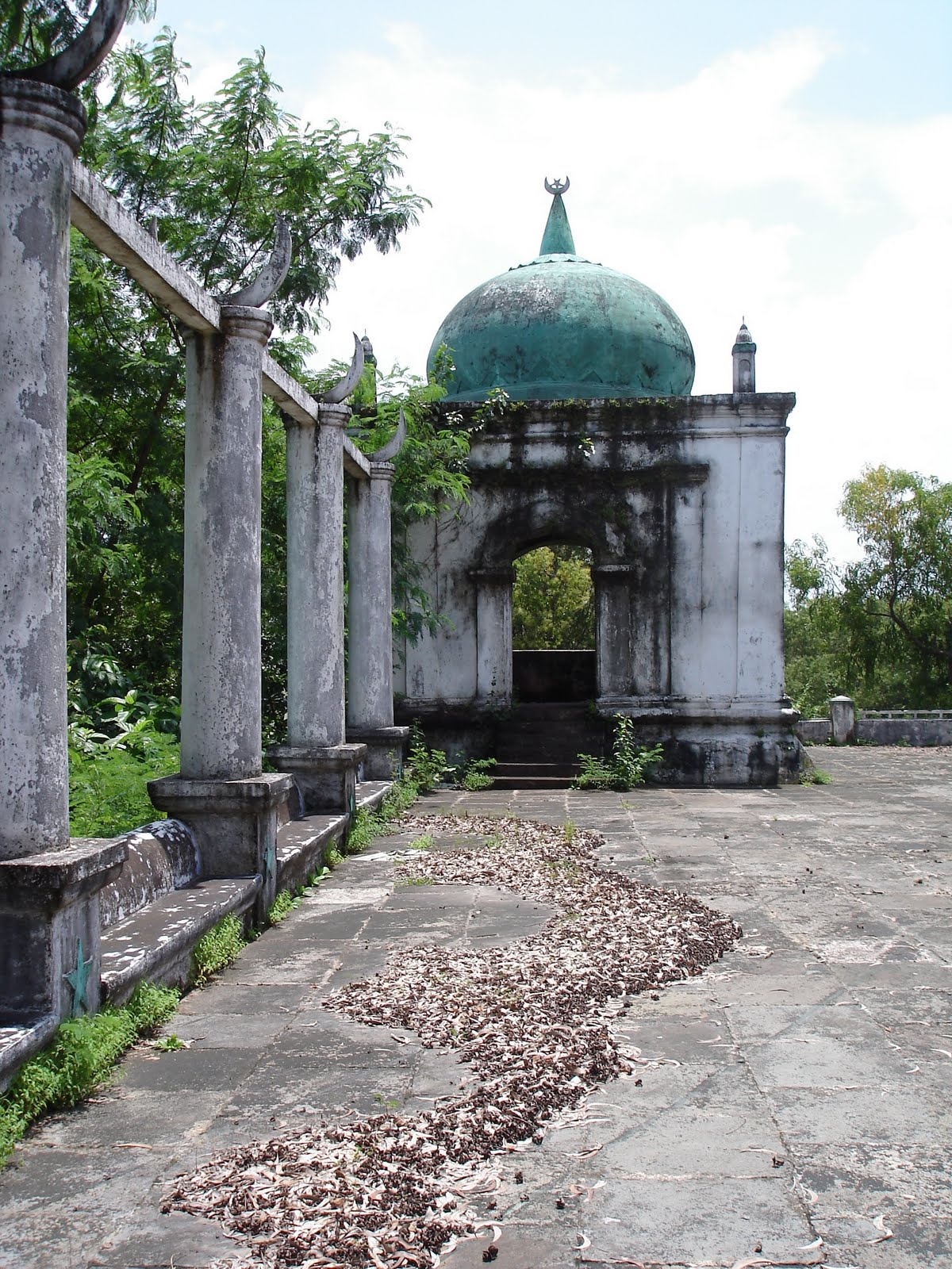 THE VALLEY OF WORDS: THE LEGACY OF AKBAR: EMPEROR AURANGZEB’S REBEL SON