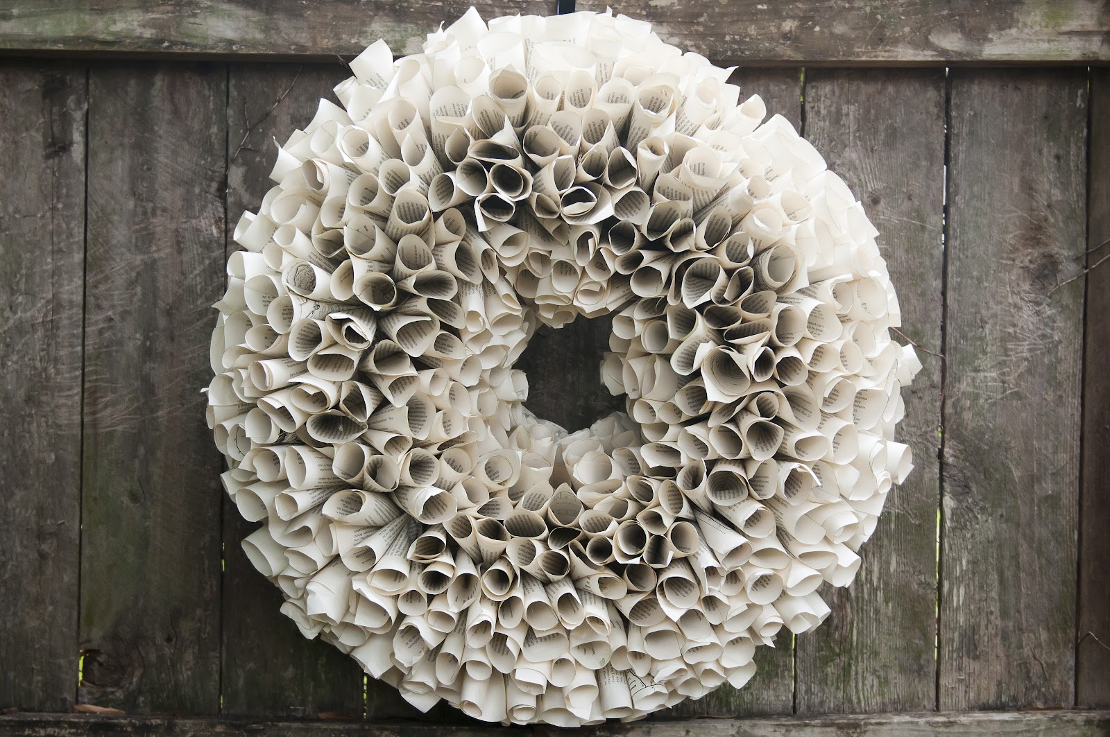 Very Homemade: $7 Paper Wreath Tutorial..