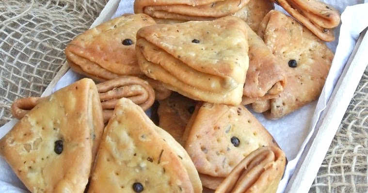 Tikoni Methi Mathri | Methi Nimki | Fenugreek flavored Indian Fried ...