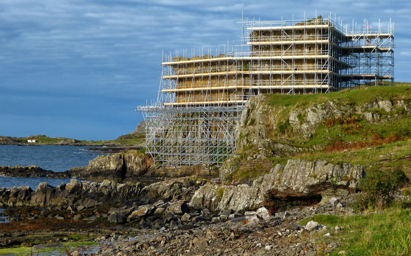 Mingary Castle: Exterior Scaffolding Complete