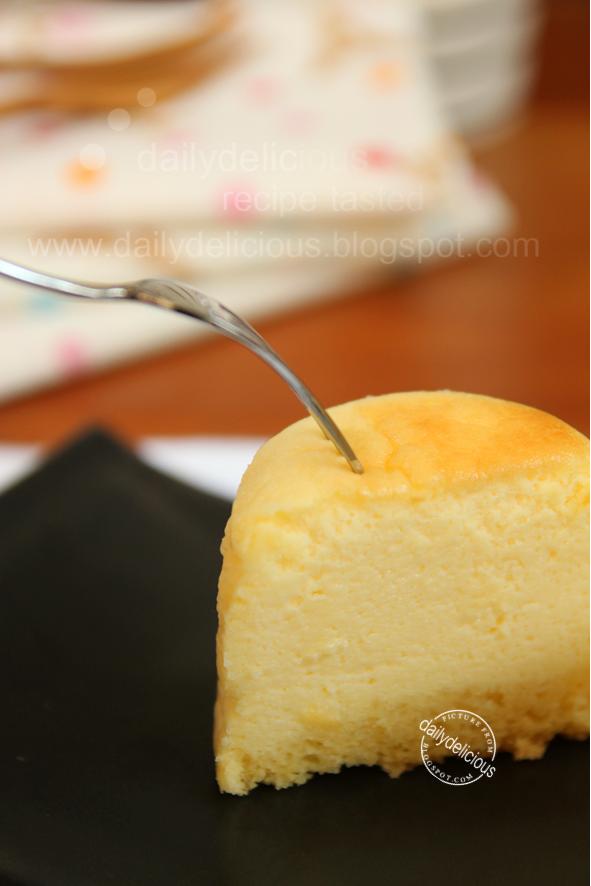 dailydelicious: Fromage Cuit: Mini soft cheese cake, lovely small cake.