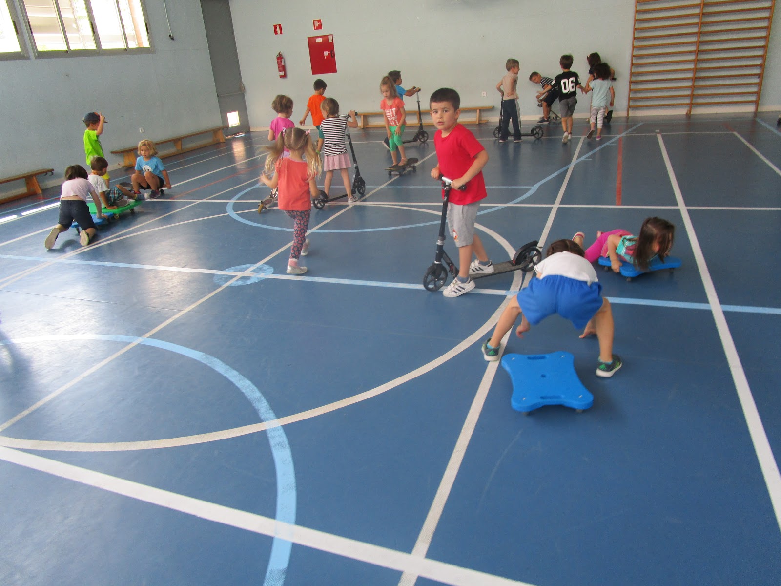 EDUCACIÓN FÍSICA: INFANTIL. APARATOS CON RUEDAS.