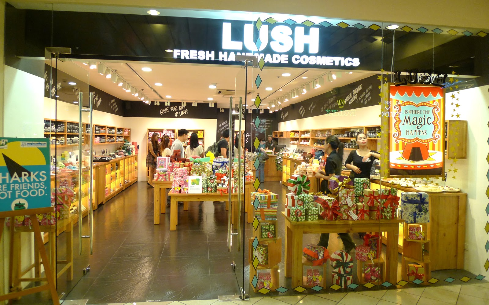 Lather Up in Cheer with Lush Holiday+The Making of Lush's Iconic Bath ...