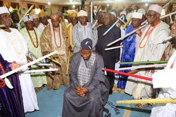 Photos: President Jonathan visits the Ooni of Ife's palace today